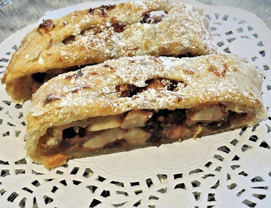 Strudel di mele, ricetta del tradizionale dolce trentino - RicettaSprint.it Strudel di mele, ricetta del tradizionale dolce trentino - RicettaSprint.it