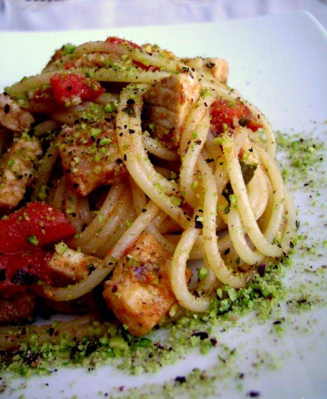 Ricetta Spaghetti al Salmone, Pomodorini e Pistacchi, rapidi e buonissimi