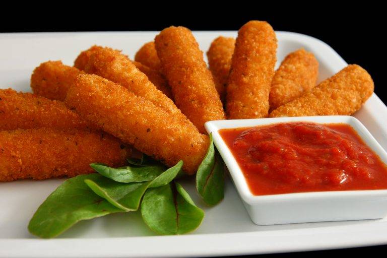 Bastoncini di mozzarella fritti, uno snack caldo e filante
