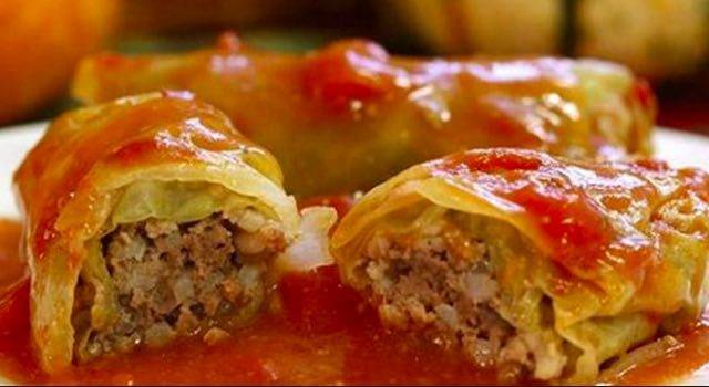 Involtini di verza con salsiccia e zucca, sapore deciso e ricco