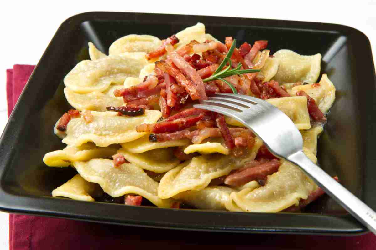 Ravioli alla crema di formaggio e uova, un goloso primo da assaporare
