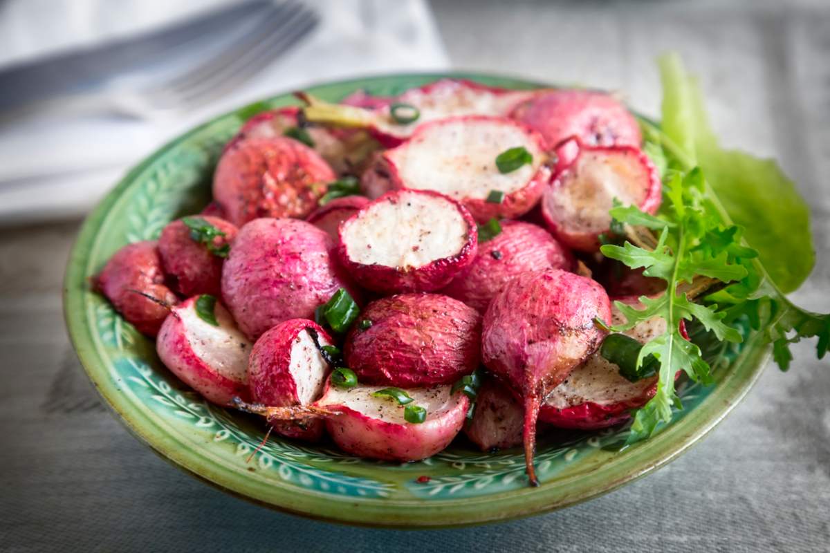 Ravanelli al forno, il contorno facile che sta bene ovunque!