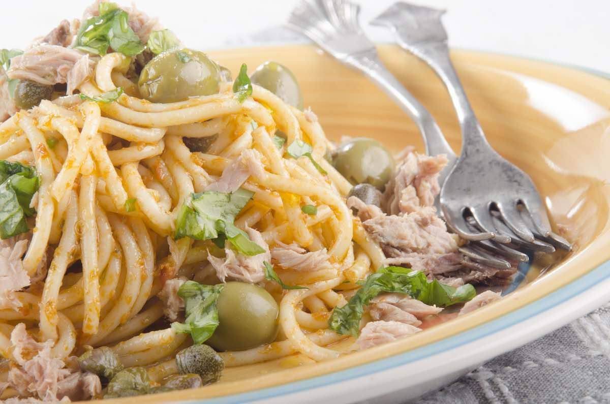 Spaghetti con tonno, olive e capperi un piatto gustoso e fresco