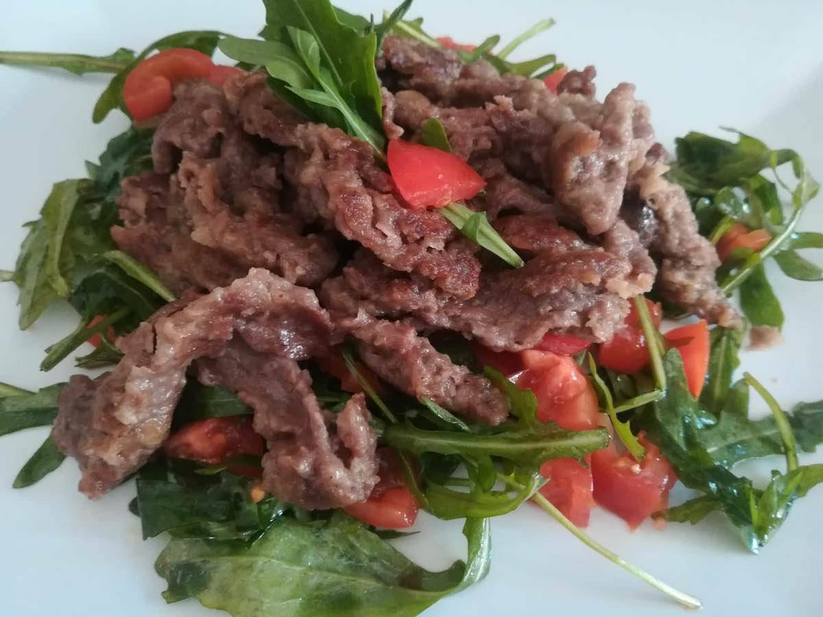Straccetti al vino con rucola e pomodorini, gustosi e facili da fare