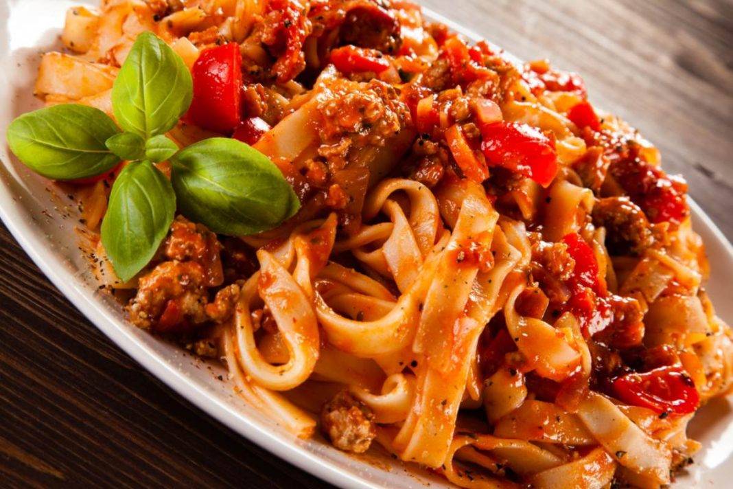 Tagliatelle al ragù di peperoni, il classico piatto della domenica