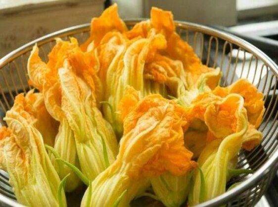 Frittelle di sciurilli: golosi fiori di zucca fritti in una soffice ...