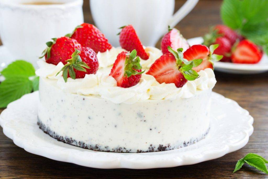 Torta semifreddo Oreo con fragole, veloce e senza cottura!