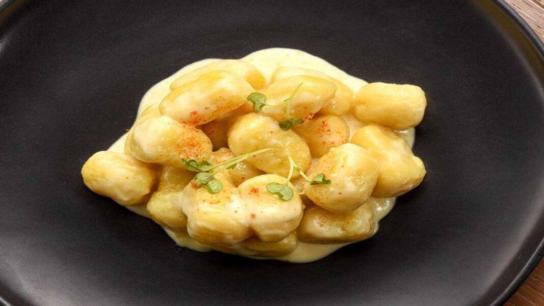 Gnocchi al prosciutto e zafferano: un primo piato saporito e cremoso