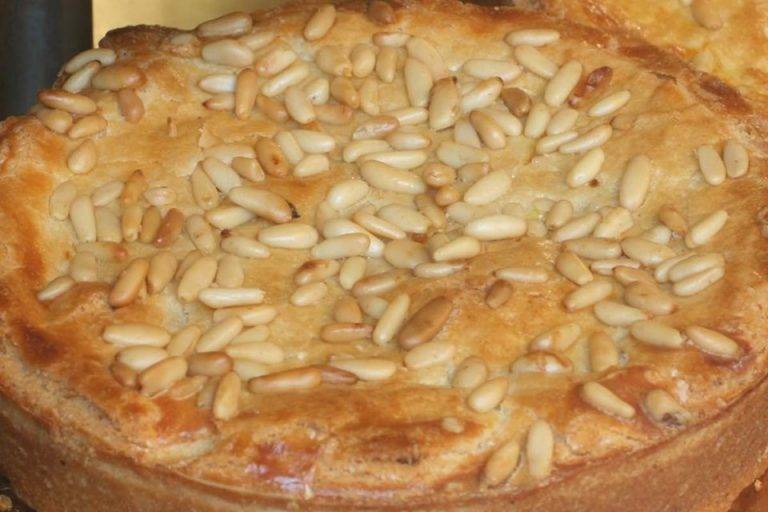 Pinolata senese: ripiena di crema pasticcera, pinoli ed uvetta