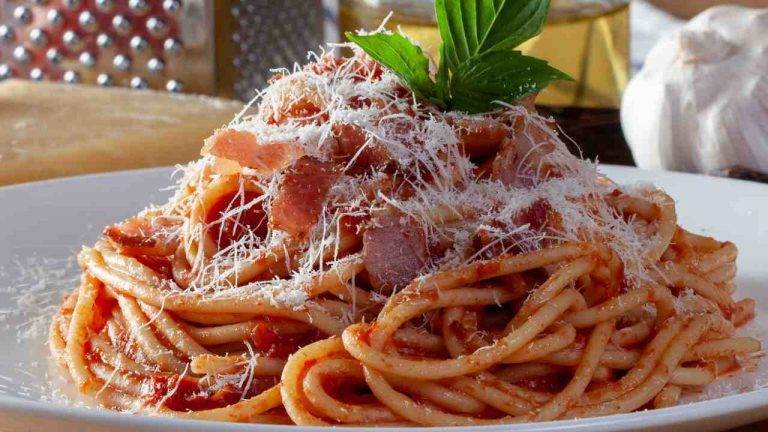 Spaghetti alla milanese un piatto con ingredienti tipici siciliani