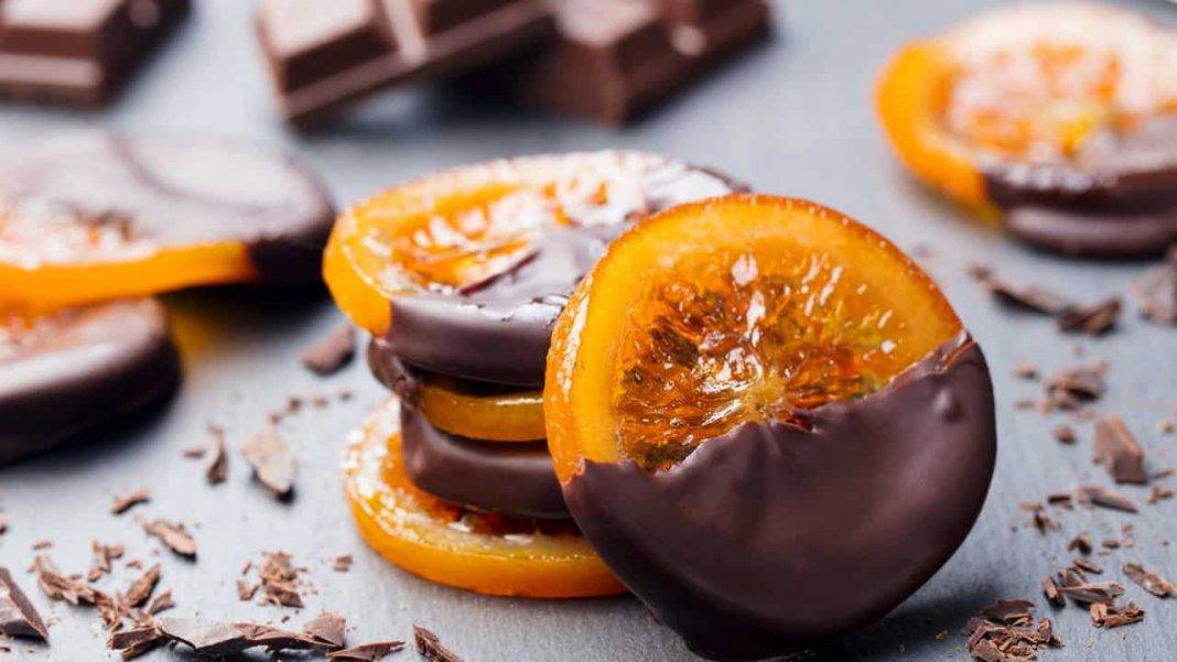 Arance candite al cioccolato e sale, perfette da servire dopo pranzo