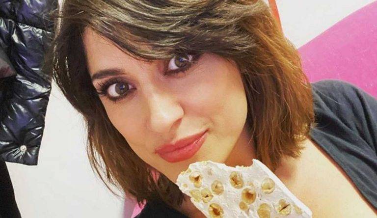 Elisa Isoardi scoperta | In vacanza non era sola | Spunta foto clamorosa Elisa Isoardi scoperta | In vacanza non era sola | Spunta foto clamorosa