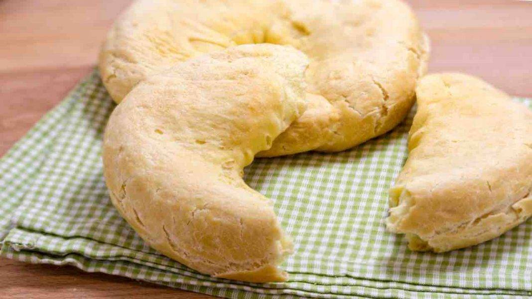 Pane pugliese condito, il pranzo tipico dell’estate made in sud