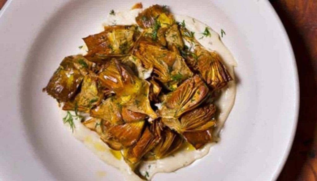 Alaccia con piselli e carciofi al forno, il pesce azzurro gratinato gustoso