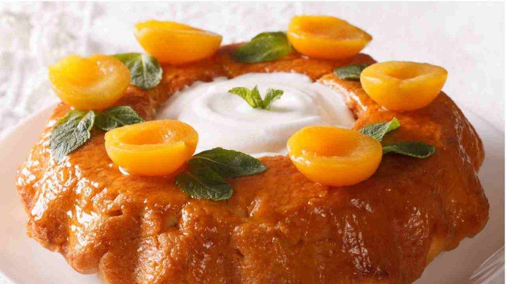 Savarin con panna ed albicocca | un dessert molto gustoso