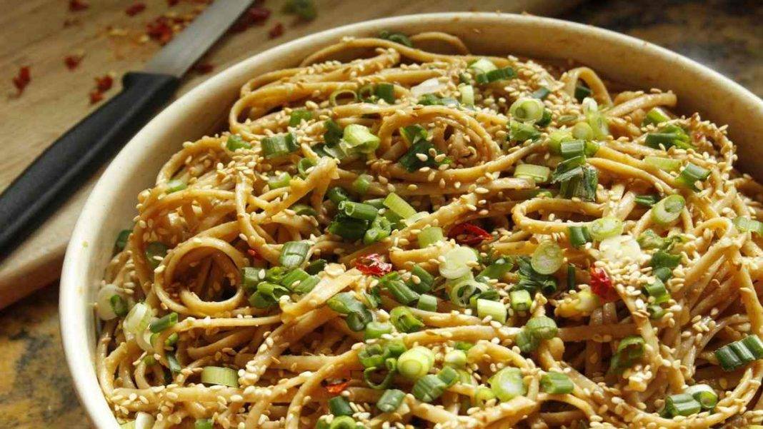 Linguine di farro con semi di sesamo | un piatto molto insolito ma saporito