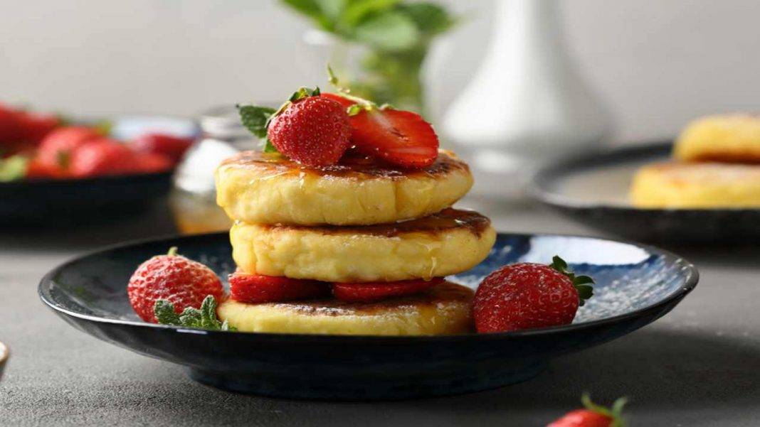 Pancake con fragole e yogurt | Alti soffici e golosi per colazione o ...