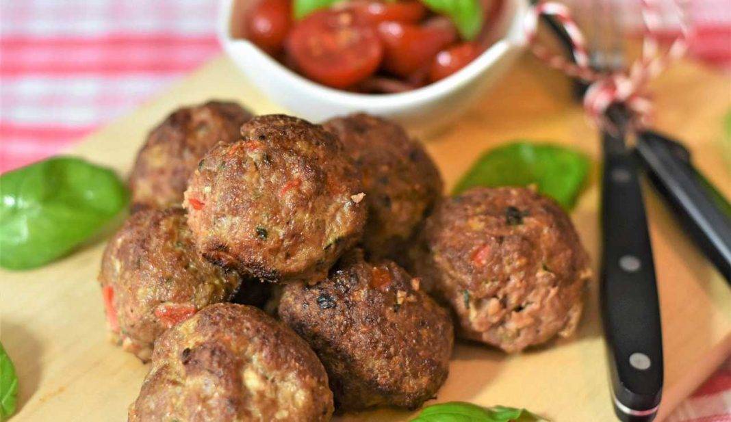 Polpette con pomodorini e basilico | Fresche e facilissime