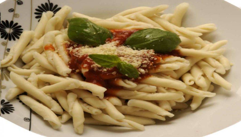 Strangozzi alla spoletina con formagggio e basilico | Primo appetitoso