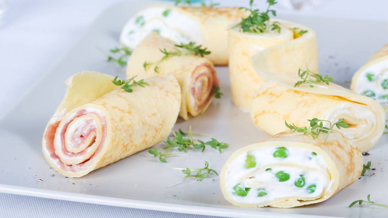 Girelle di crepes gamberetti e zucchine | Un antipasto facilissimo