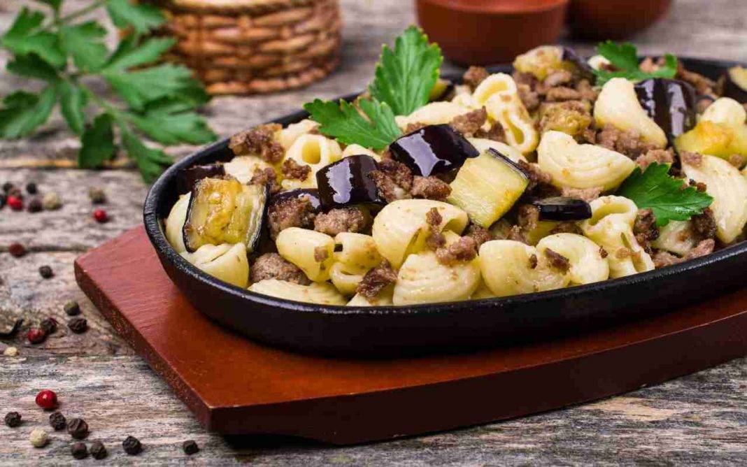 Pasta con trito di olive, melanzane e cipolla | Un piatto gustoso