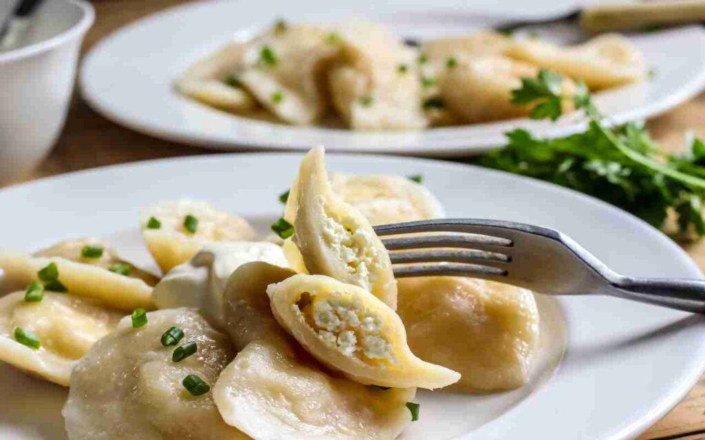 Ravioli con ripieno di patate e formaggio | Un primo piatto da veri chef