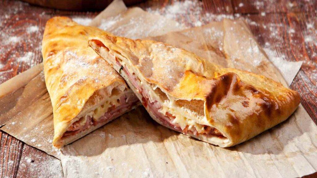 Pizza ripiena con prosciutto e pomodoro | Filante e pronta in pochi minuti