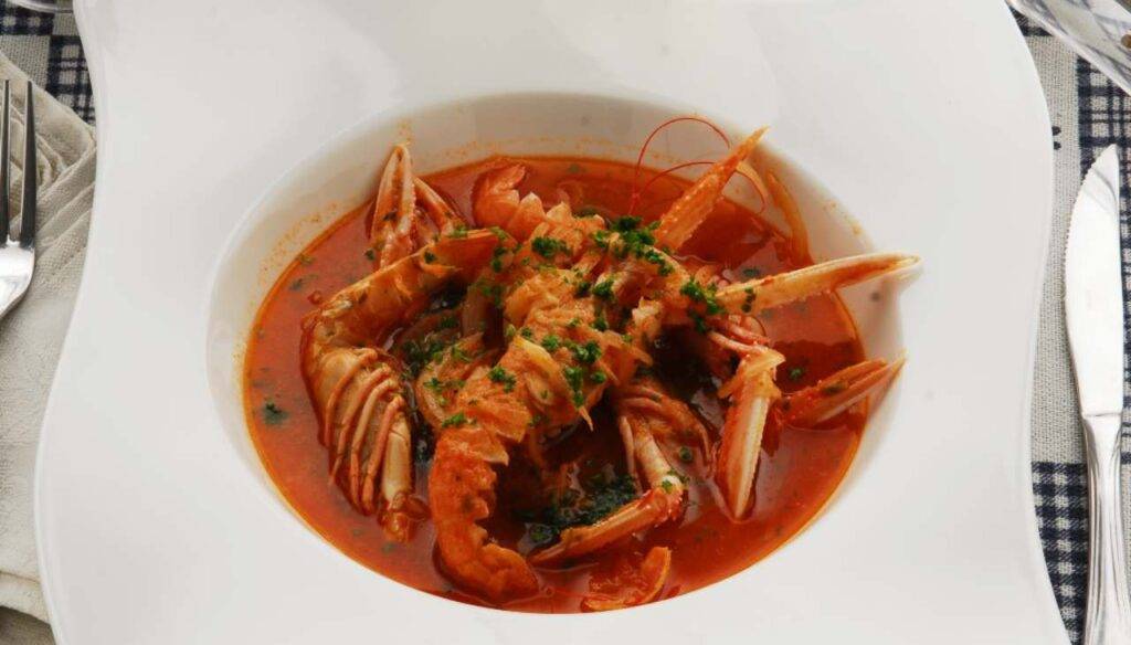 Scampi alla busara | Ricetta di pesce velocissima tipica di Trieste