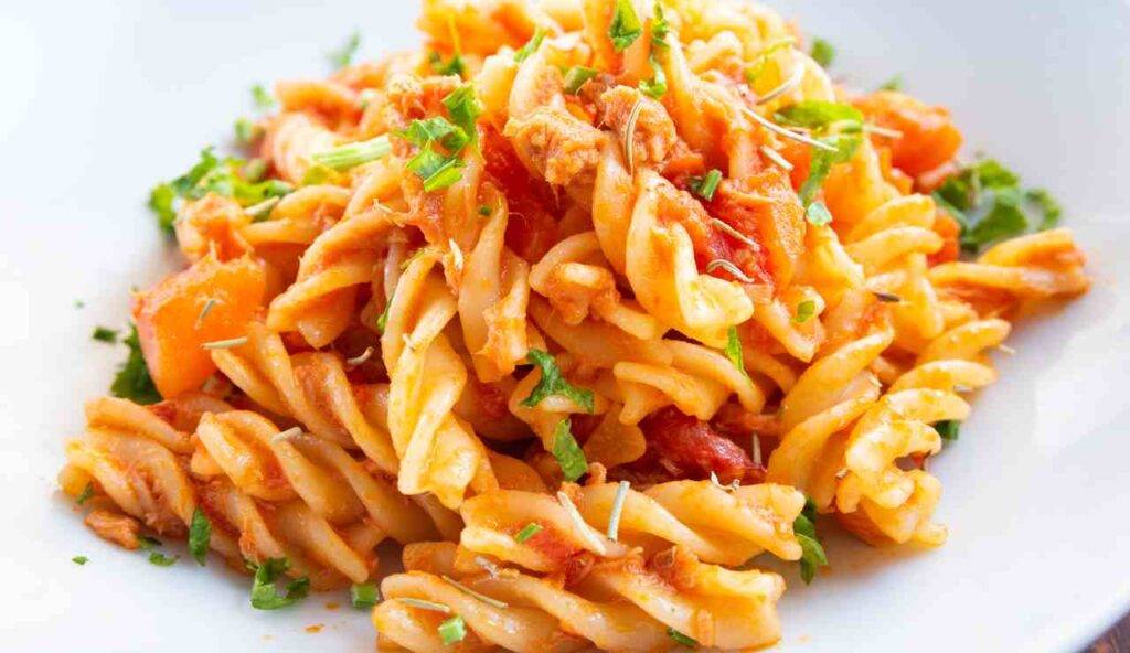 Fusilli al ragù di sgombro | Primo facile profumato di mare