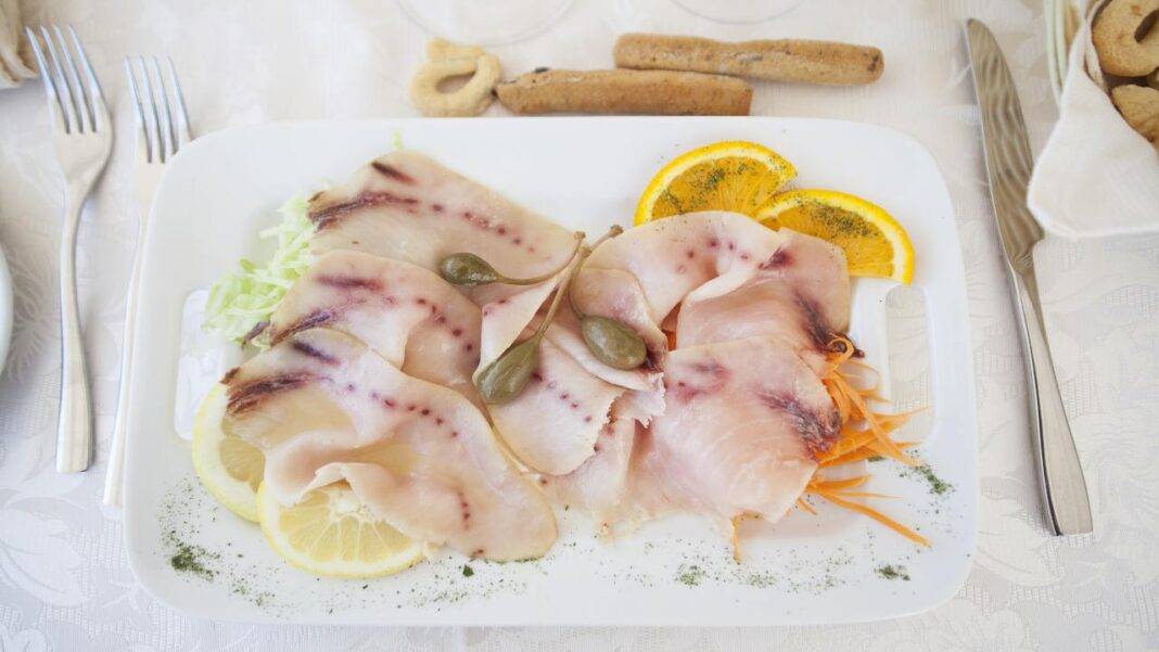 Carpaccio di pesce spada con capperi | Fresco e raffinato