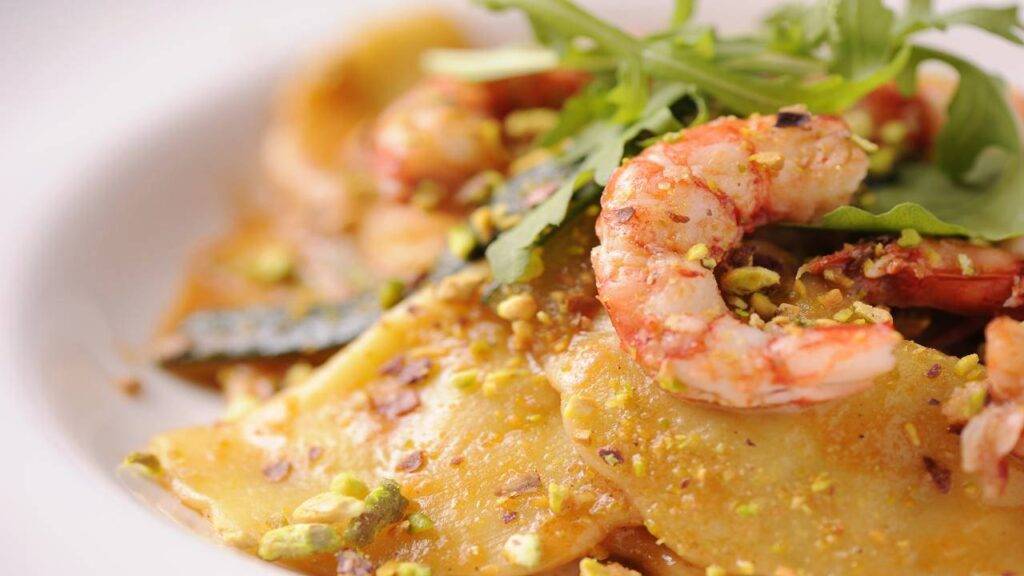 Mezzelune ripiene con gamberi e pistacchi | Un piatto invitante