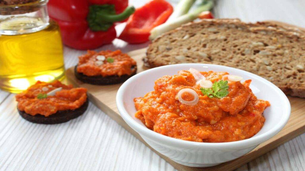 Salsa di peperoni con feta | Da spalmare su crostini e pane