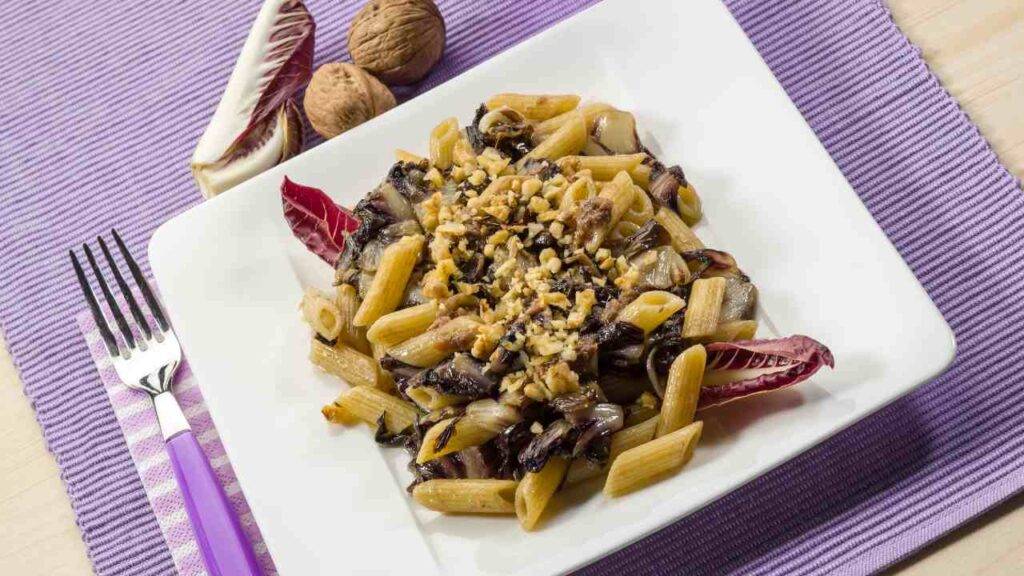 Pasta con radicchio, scamorza affumicata e noci | Un'esplosione di sapore