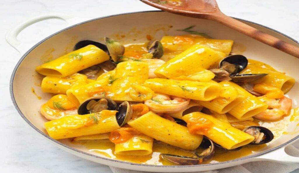 Pasta con zafferano vongole e gamberetti | Un primo piatto super