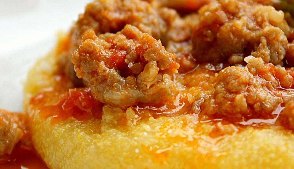 Polenta rustica con salsiccia e melanzane | Deliziosa