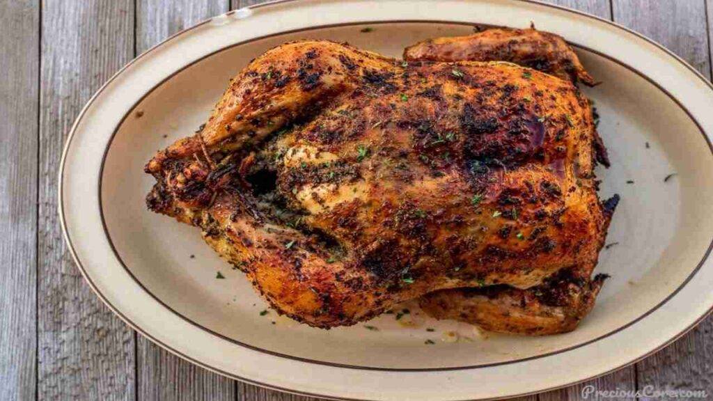 Pollo intero al forno con erbe aromatiche | Croccante e delizioso