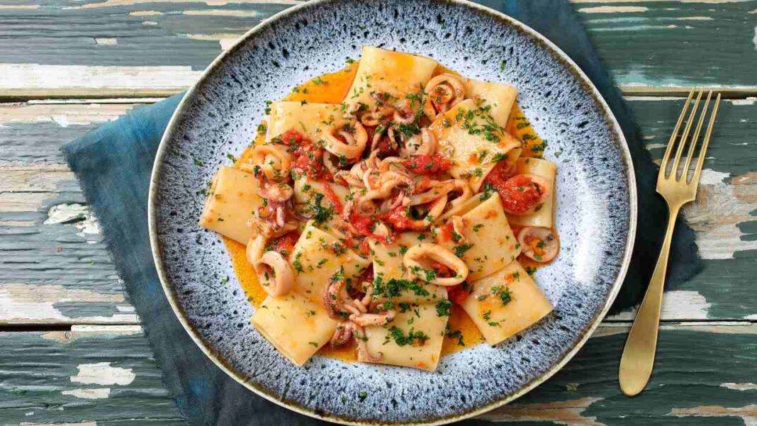 Paccheri con calamari e pomodorini | Delicato e profumato