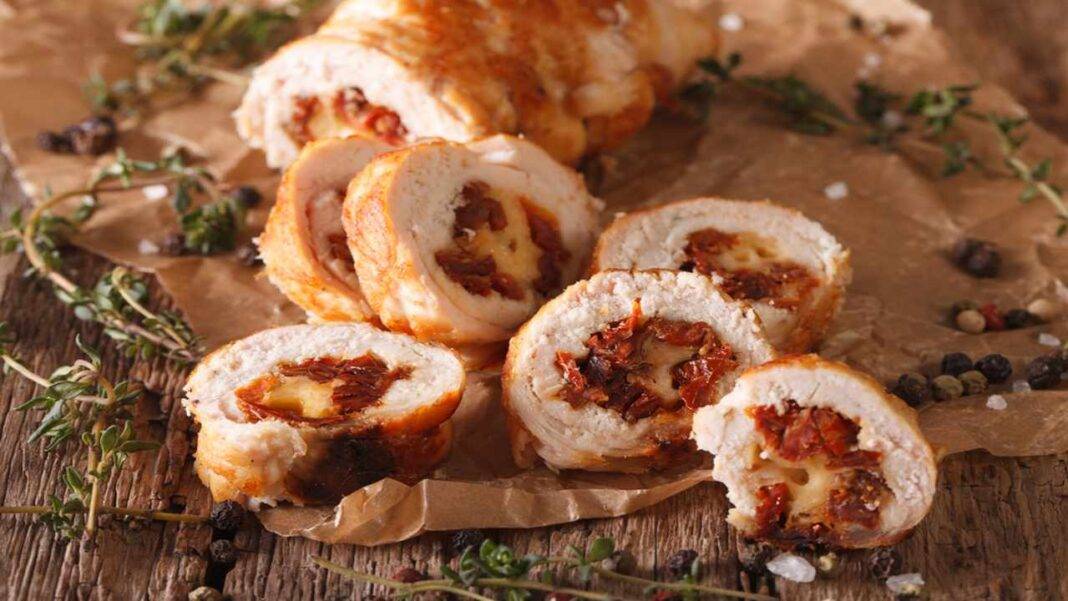 Rotolo di pollo con formaggio e pomodori secchi | Il secondo super