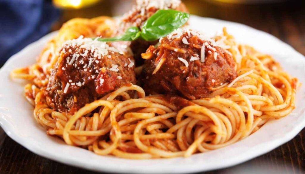 Spaghetti alle polpette al sugo l Gustose con il concentrato di pomodoro