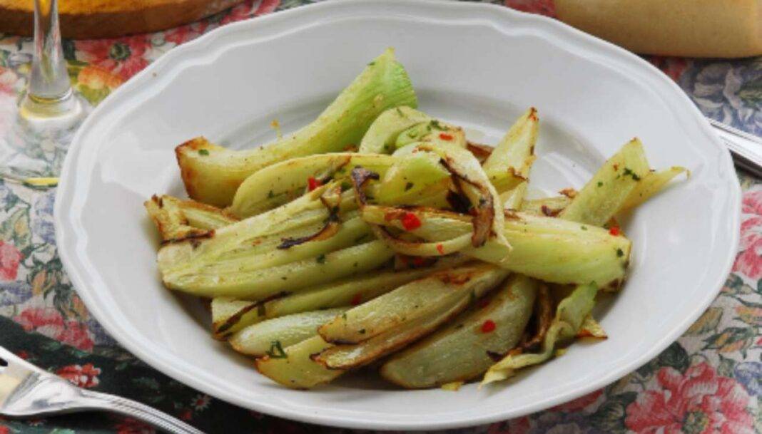 Finocchi in padella | Invitanti e stuzzicanti con il peperoncino