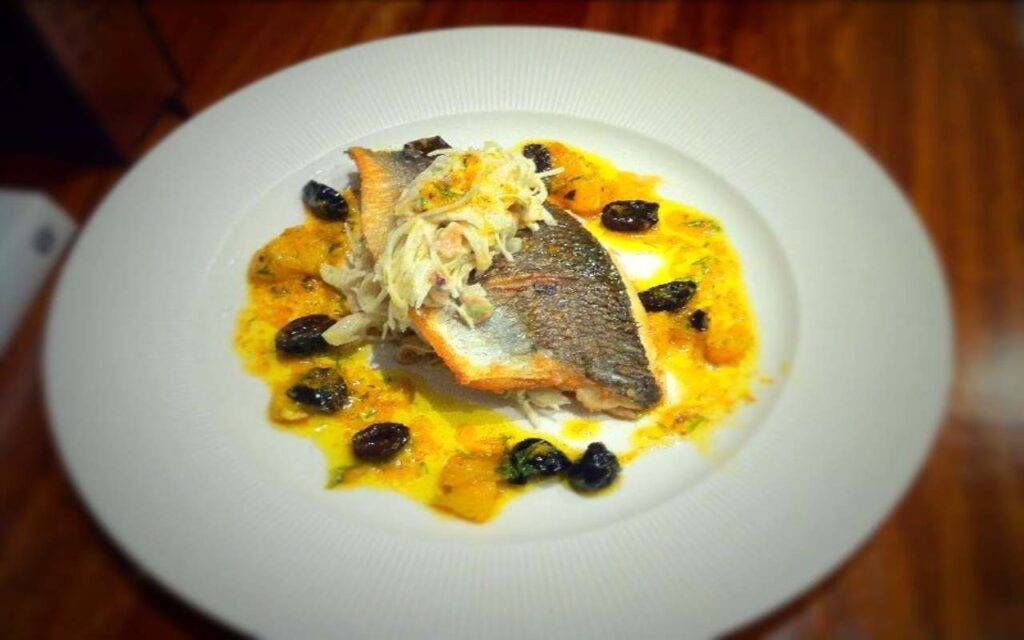 Orata all’arancia e uvetta | Raffinato secondo piatto di pesce