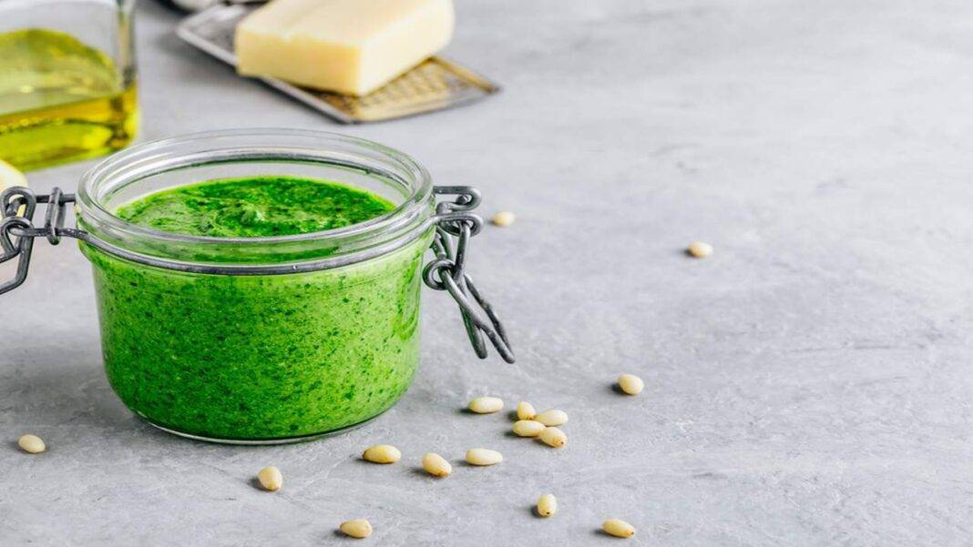 Pesto salvia e pinoli | Il condimento veloce per la nostra pasta