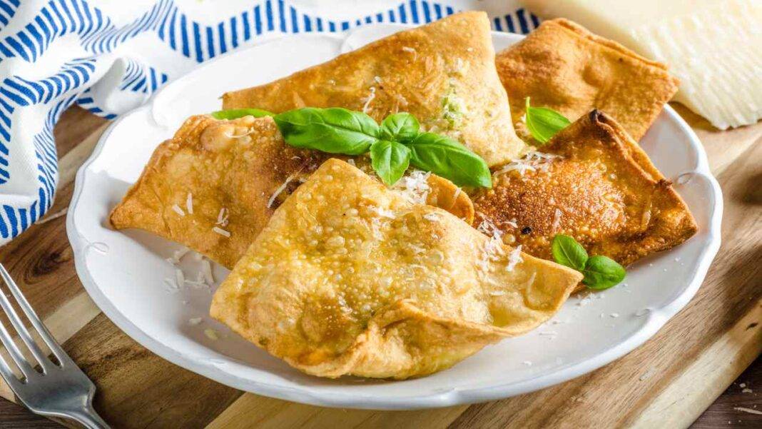 Ravioli al formaggio fritti | Invitanti e croccanti da provare