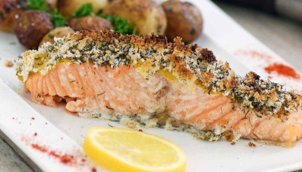 Salmone croccante al profumo di limone | Semplice, leggero e veloce