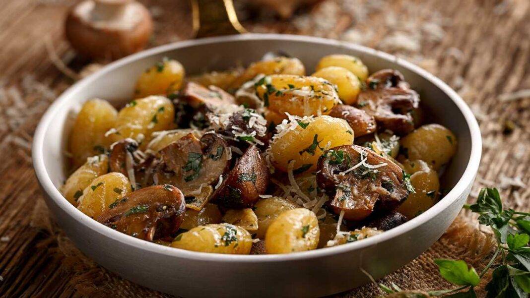 Gnocchi con funghi e pecorino | Un primo piatto semplice e gustoso
