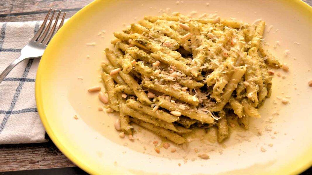 Pasta con pinoli e pesto | Un primo piatto pronto in soli 10 minuti!
