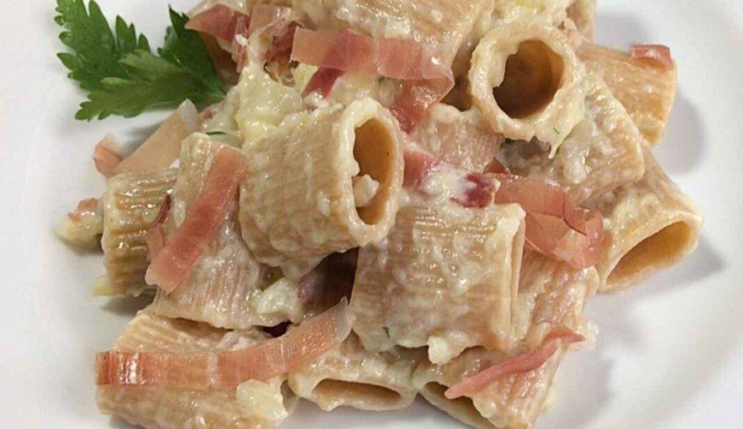 Rigatoni all'uovo con pancetta e gorgonzola | piatto pronto in 10 minuti