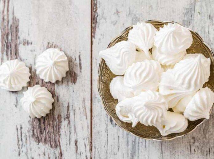Semifreddo meringato ai marron glacé | Ricetta di Natalia Cattelani