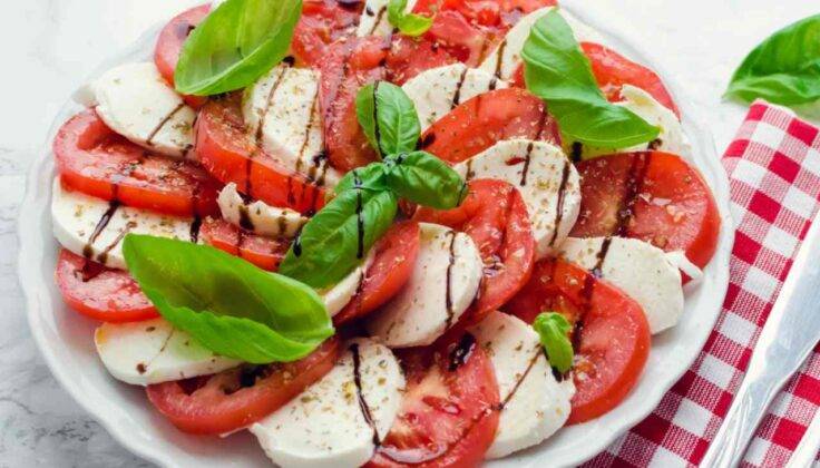 Insalata classica Caprese | Finger food leggero e rinfrescante