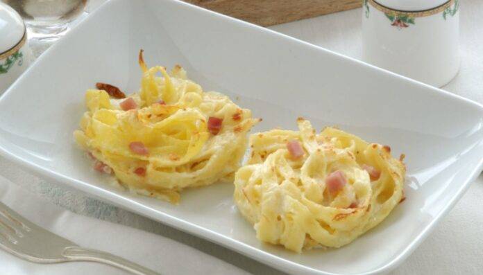Nidi di tagliatelle primavera con prosciutto cotto e besciamella ...